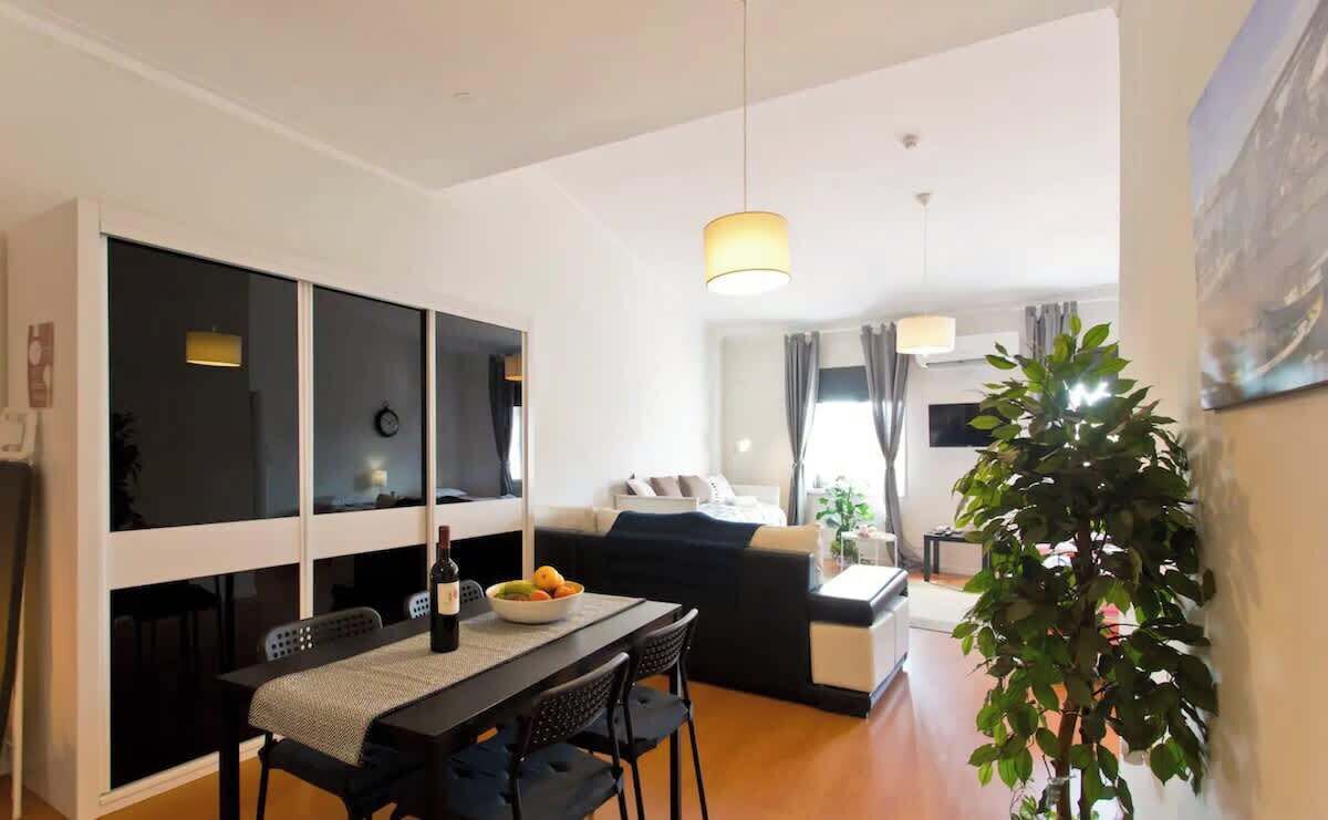 Hostwise - Spacious Sunny Flat | Ace Location - Ribeira