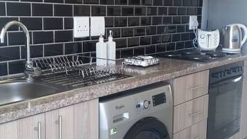 Apartamento, 2 quartos | Cozinha privada | Um frigorífico/congelador grande, um micro-ondas, um forno