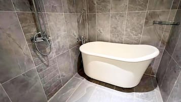 Suite Presidencial | Casa de banho | Um secador de cabelo, toalhas fornecidas, sabão, champô