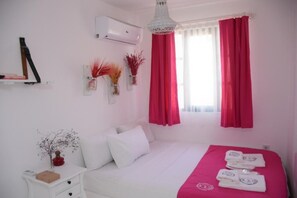 Quarto casal standard | Espaço de trabalho para notebook, Wi-Fi de cortesia, roupa de cama