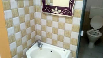 Quarto Duplo Standard, 1 quarto | Casa de banho | Um polibã, artigos de higiene pessoal grátis