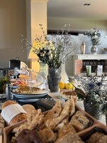 Café da manhã com buffet todos os dias (EUR 25 por pessoa) 
