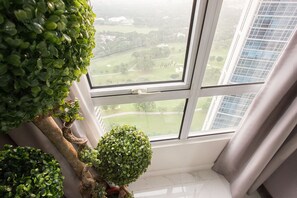 Apartamento Familiar, 2 quartos, vista para o parque | Minibar grátis, cofre com capacidade para portátil, secretária