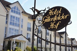 Placa do Hotel Gillenfelder Hof, com arquitetura europeia tradicional ao fundo.
