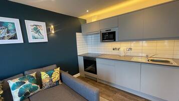 Apartamento Deluxe, 1 quarto, não fumadores, vista para o mar (Second Floor) | Cozinha privada | Um frigorífico/congelador grande, um micro-ondas, um forno