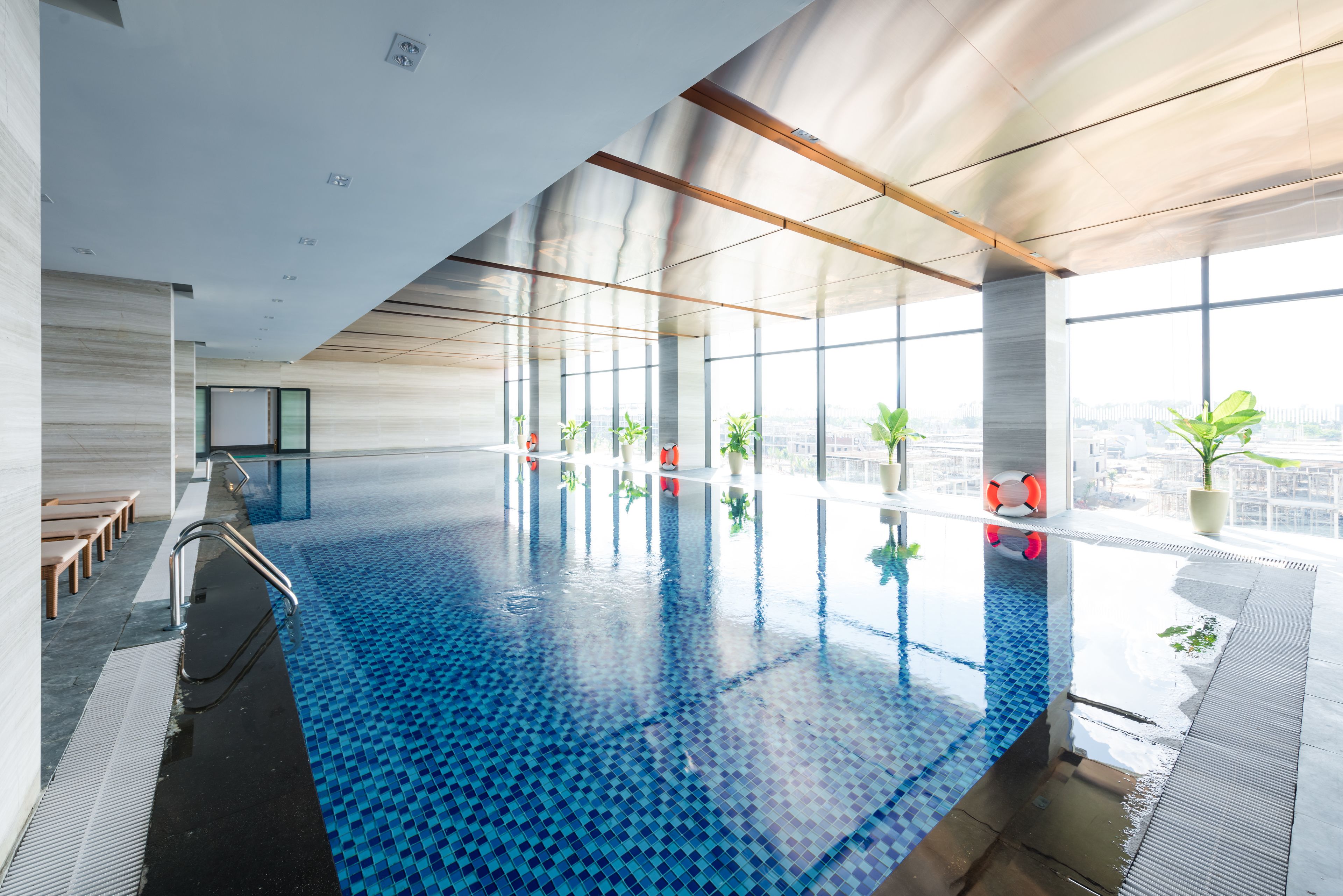 Piscina interior, piscina exterior, espreguiçadeiras 