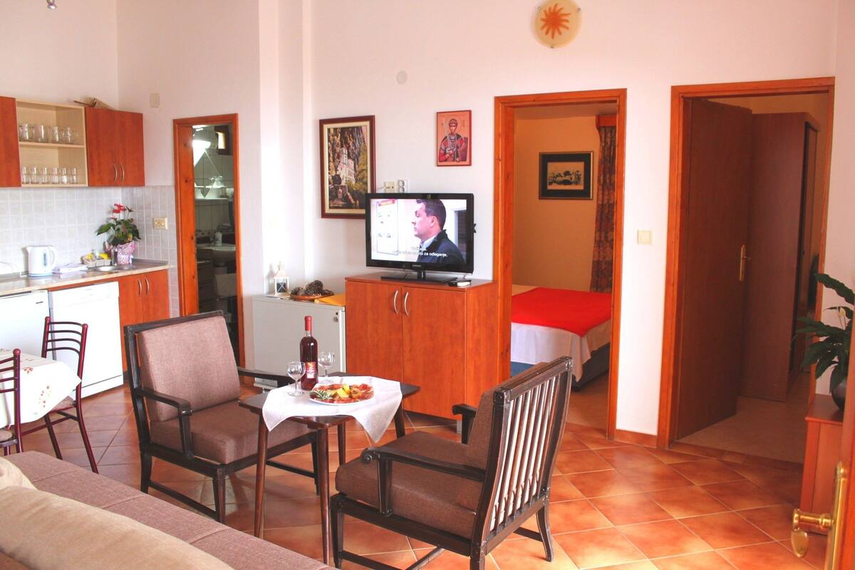 Apartamento Familiar, 2 quartos, vista para o mar, em frente ao mar | Sala de estar | TV de ecrã plano