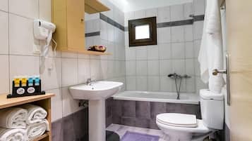 One Bedroom Apartment (5 Adults) | Casa de banho | Um polibã, um secador de cabelo, toalhas fornecidas, papel higiénico