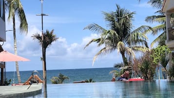 Piscina externa, espreguiçadeiras