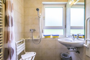 Chuveiro, produtos de toalete grátis, secador de cabelo 