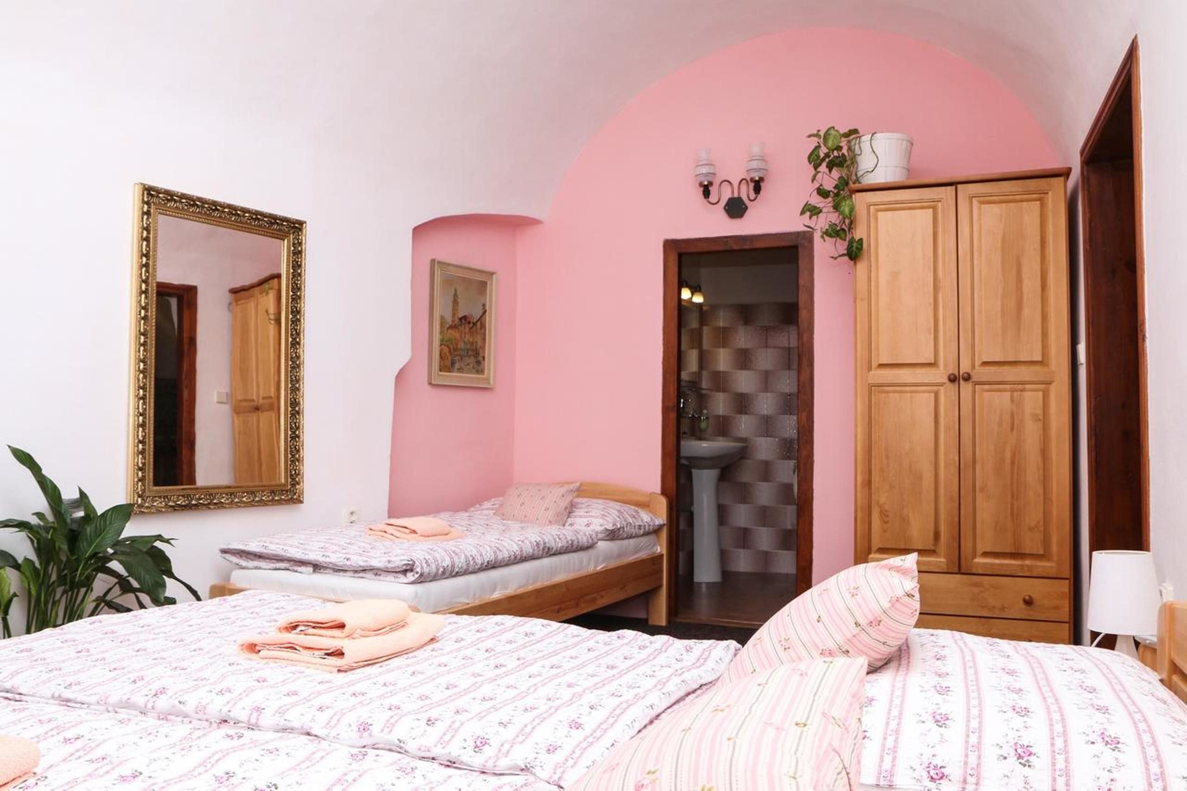 Quarto Triplo | Com decoração personalizada, com mobília individualizada, secretária 