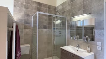 Quarto conforto | Banheiro | Chuveiro, secador de cabelo, toalhas de banho, sabonete