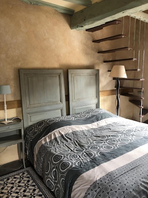 Quarto Clássico com Cama de Casal | Quartos insonorizados, Wi-fi grátis, roupa de cama fornecida 