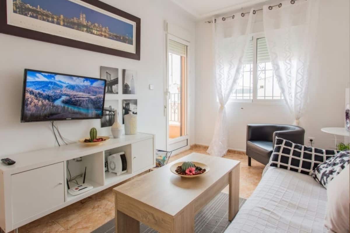 Apartamento família, 2 quartos, vista para a piscina | Área de estar | TV de tela plana