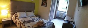 Quarto casal | Escrivaninha, ferros/tábuas de passar roupa, berços (sobretaxa)