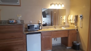 Quarto Duplo Deluxe, 2 camas queen-size | Secretária, cortinas/cortinados opacos, Wi-fi grátis