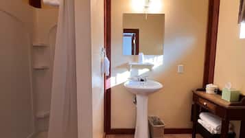 Quarto Triplo Deluxe | Casa de banho | Um polibã, um secador de cabelo (mediante pedido), toalhas fornecidas