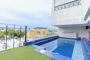 Piscina exterior, espreguiçadeiras 