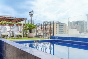 Piscina externa, espreguiçadeiras