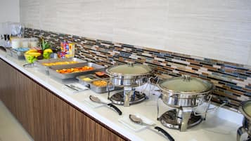 Café da manhã com buffet grátis todos os dias