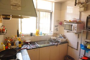 Refrigerador em uma área comum, micro-ondas em uma área comum