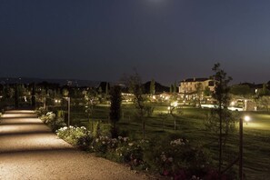 Fachada do alojamento (tarde/noite)