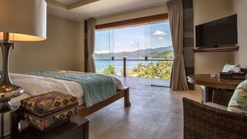 Villa, 4 quartos, fumadores, piscina privativa | 4 quartos, cofre no quarto, com decoração personalizada, secretária