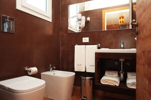 Quarto Superior, varanda | Casa de banho | Um polibã, um chuveiro fixo, artigos de higiene pessoal grátis