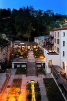 Fachada da propriedade à noite