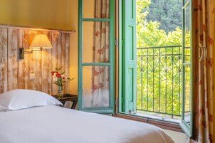 Quarto casal luxo | Roupas de cama premium, escrivaninha, cortinas blackout