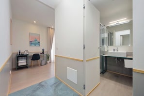Quarto casal, sacada | Banheiro | Chuveiro, secador de cabelo, toalhas de banho 