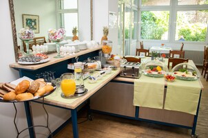 Pequeno-almoço tipo buffet diário (15 EUR por pessoa) 