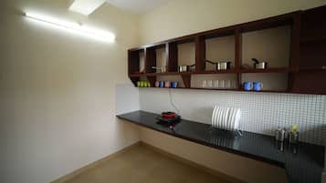 Um frigorífico, uma placa de cozinha, uma máquina de lavar louça