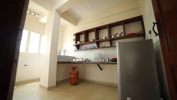 Um frigorífico, uma placa de cozinha, uma máquina de lavar louça