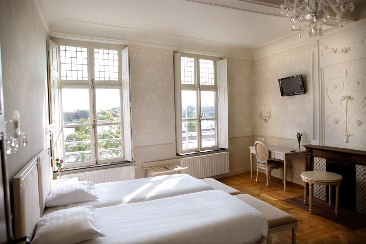 Roupas de cama premium, cofres nos quartos, cortinas blackout