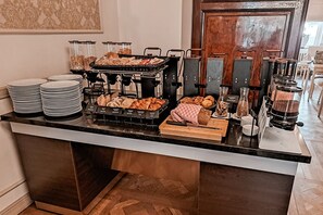 Pequeno-almoço tipo buffet diário mediante uma taxa 