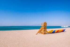 Na praia, autocarro grátis para a praia, espreguiçadeiras 