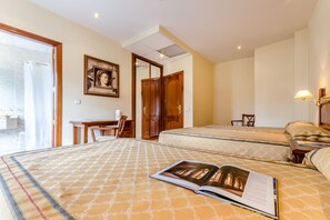Quarto Triplo | Minibar, cortinas/cortinados opacos, berços/camas para crianças 