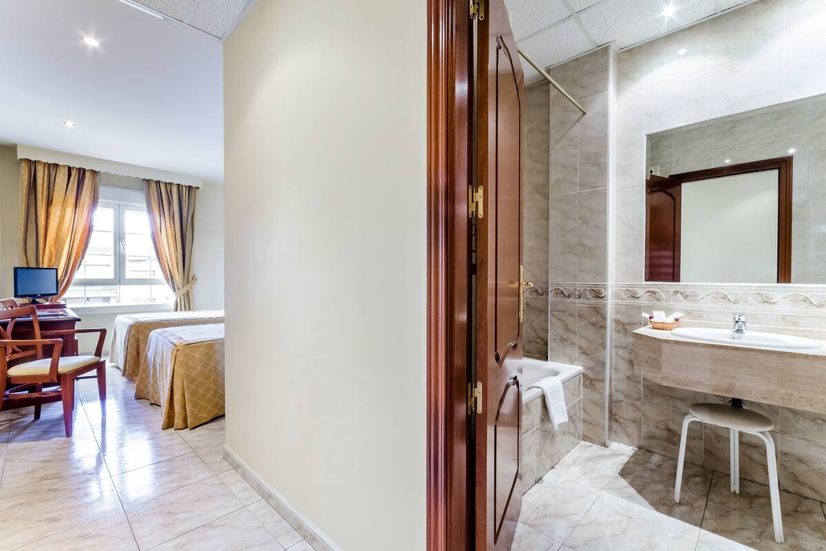 Minibar, cortinas/cortinados opacos, berços/camas para crianças 