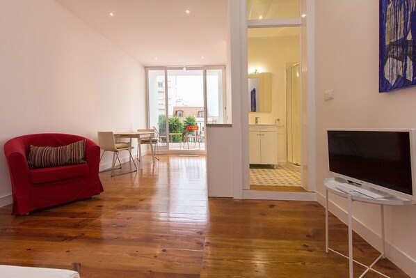 Apartamento, 1 quarto, sacada | �Área de estar | TV de tela plana