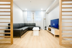 Apartamento, 2 quartos (LC104) | Sala | Televisor de ecrã plano de 35 polegadas com canais por cabo, televisor