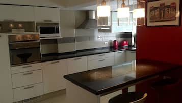 Apartamento Deluxe, 2 quartos | Cozinha privada | Um frigorífico/congelador grande, um micro-ondas, um forno