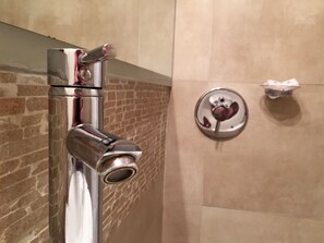 Apartamento luxo, 2 quartos | Pia do banheiro