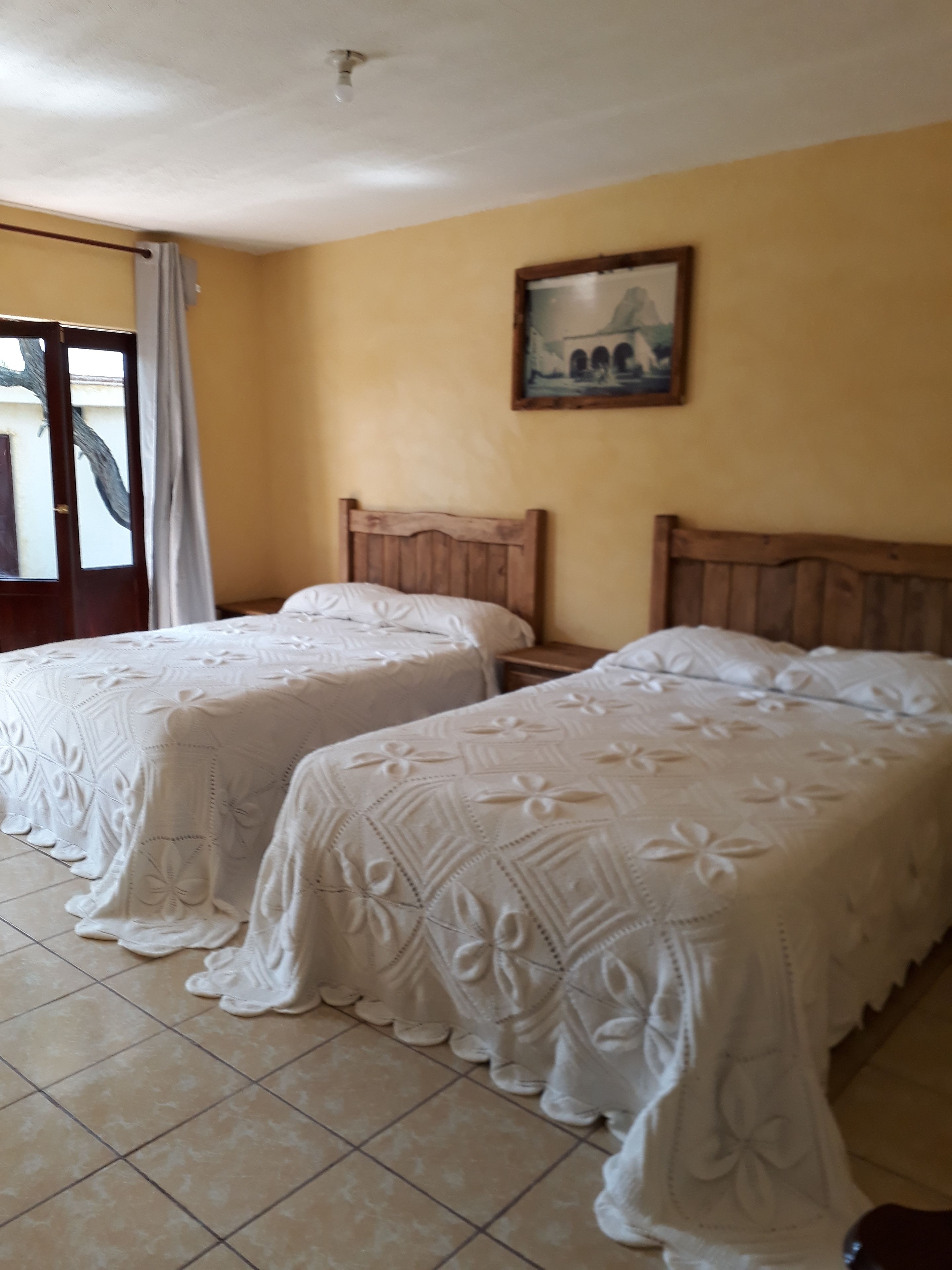 Quarto casal, 2 camas de casal | Escrivaninha, Wi-Fi de cortesia, roupa de cama