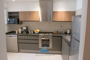 Apartamento de Luxo, 3 quartos | Cozinha privada | Um frigorífico/congelador grande, um micro-ondas, um forno 