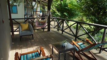 Bungalow Familiar, vista para o jardim | Vista da varanda