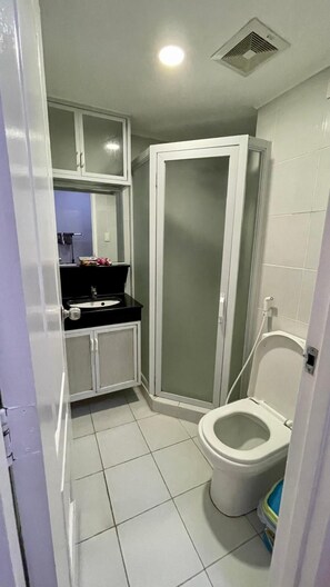 Chuveiro, produtos de toalete grátis, secador de cabelo, chinelos