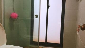 Quarto Duplo | Casa de banho | Um polibã, artigos de higiene pessoal grátis