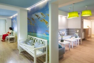 Secretária, berços/camas para crianças, camas desdobráveis 