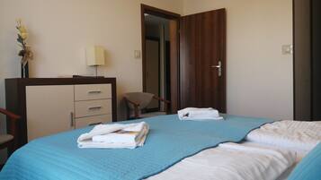 Suite Comfort, 1 cama de casal, varanda | Secretária, berços/camas para crianças, camas desdobráveis